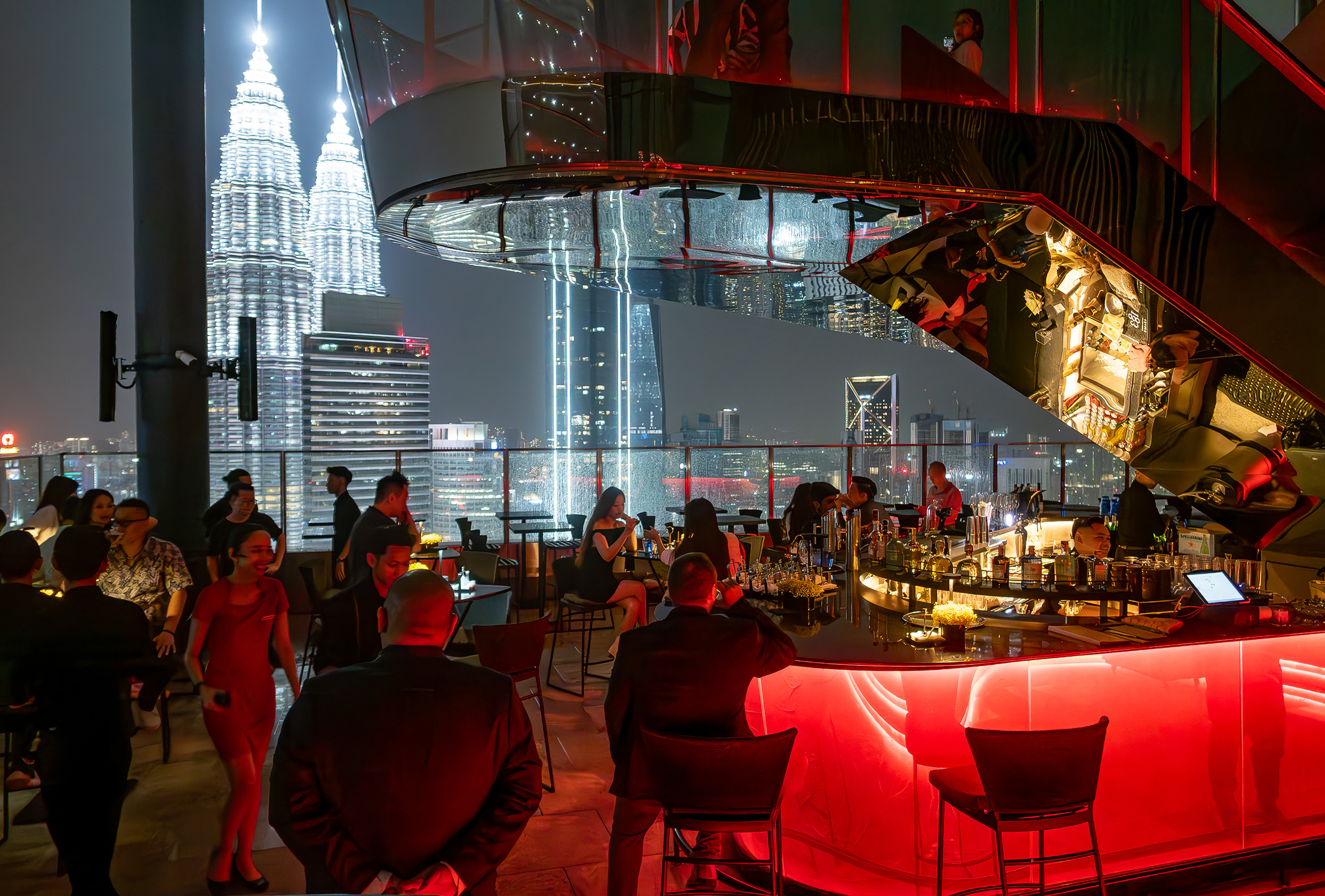 Sky51 EQ Kuala Lumpur. Fancy rooftop bar in Kuala Lumpur. - Eten