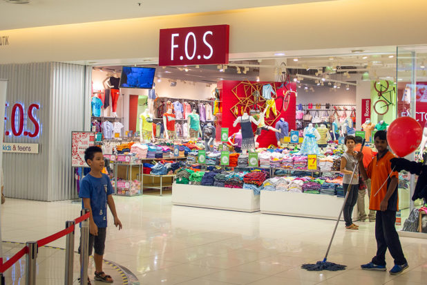 F.O.S. Factory Outlet Store met goedkope maar goede kwaliteitskleding.