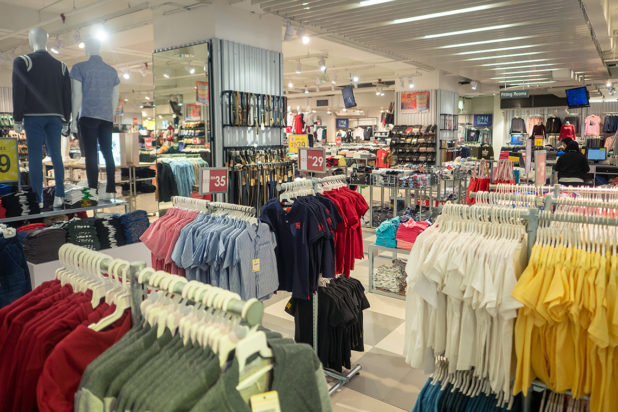 F.O.S. Factory Outlet Store met goedkope maar goede kwaliteitskleding.